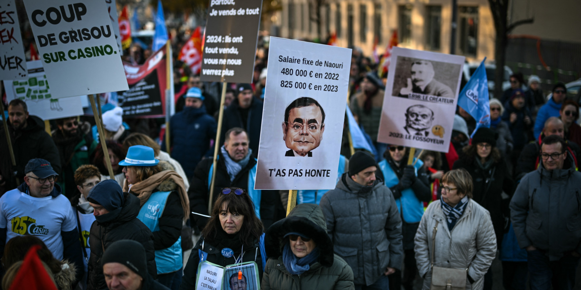 Casino : plusieurs milliers de personnes manifestent à Saint-Étienne pour défendre l'enseigne