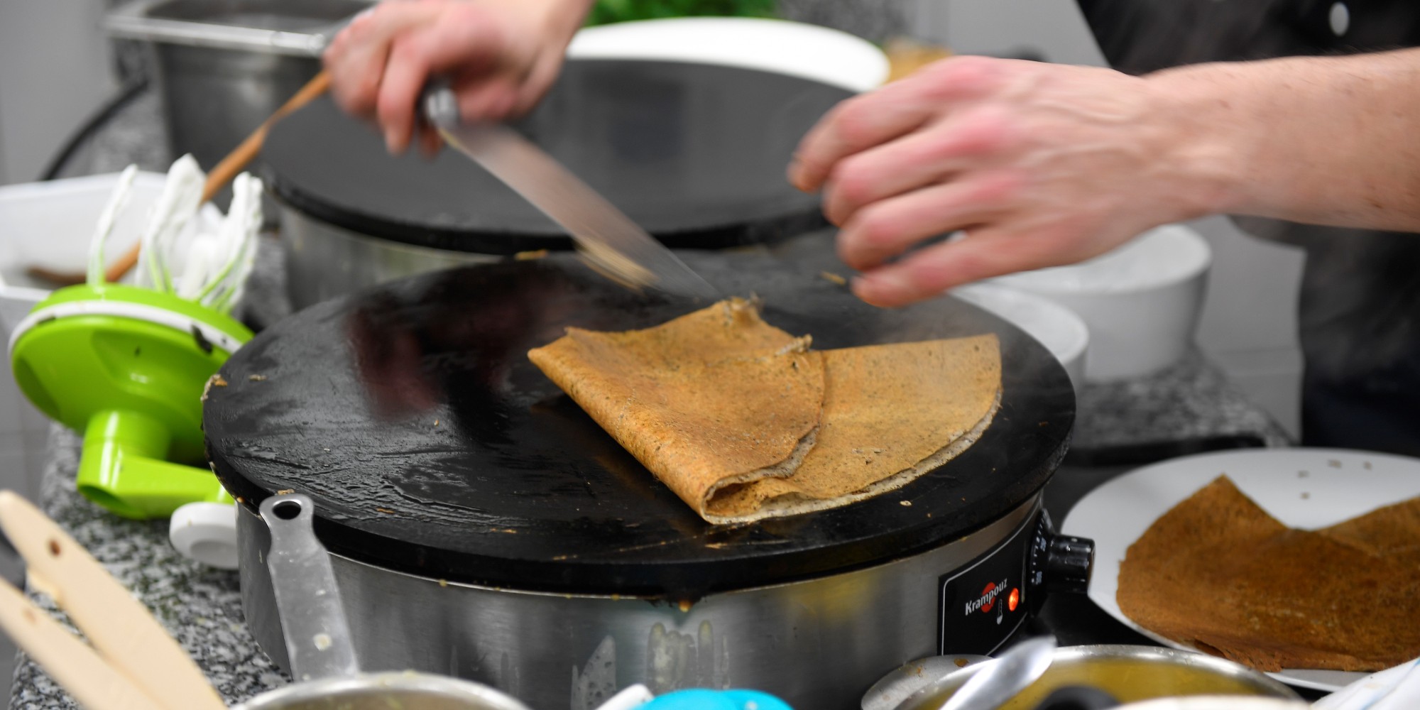 Coronavirus : un crêpier met la main à la pâte pour aider les soignants