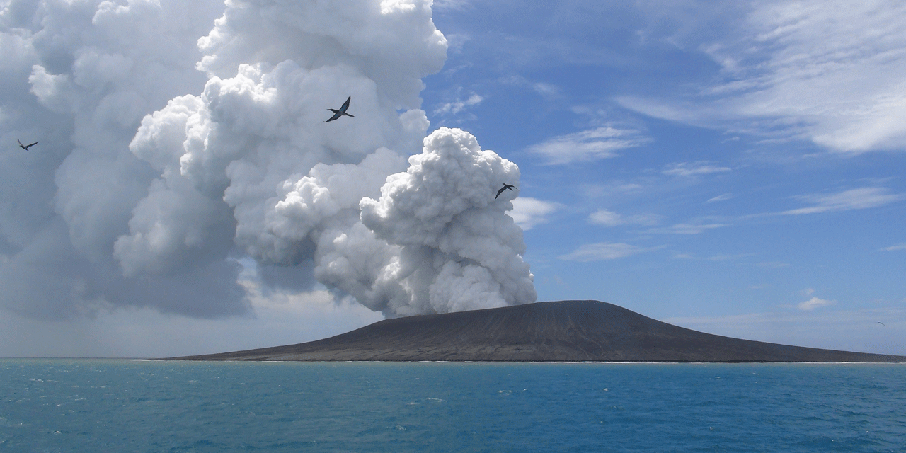 Des centaines de personnes évacuées aux Tonga touchées par un puissant ...