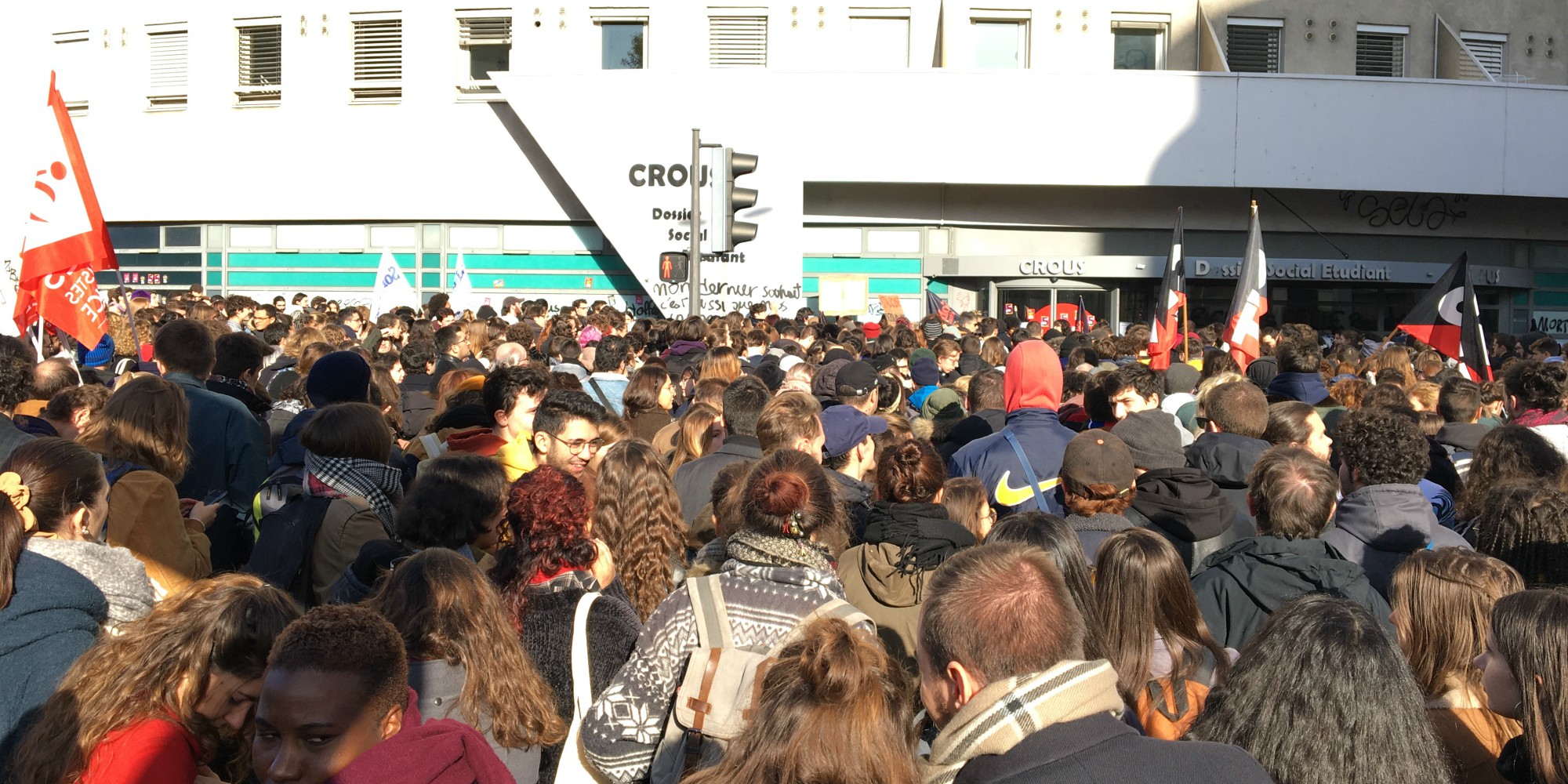 Étudiant immolé à Lyon : un millier de personnes rassemblées devant le ... Étudiant immolé à Lyon : un millier de personnes rassemblées devant le ...