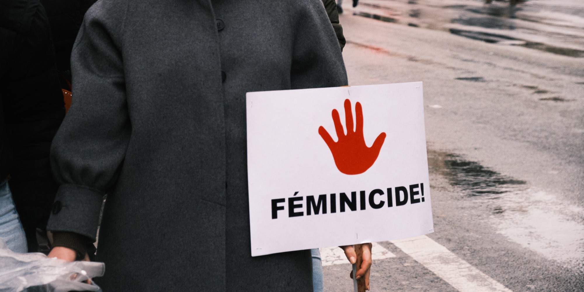 Féminicides : 122 femmes tuées en 2021, en hausse de 20% en un an