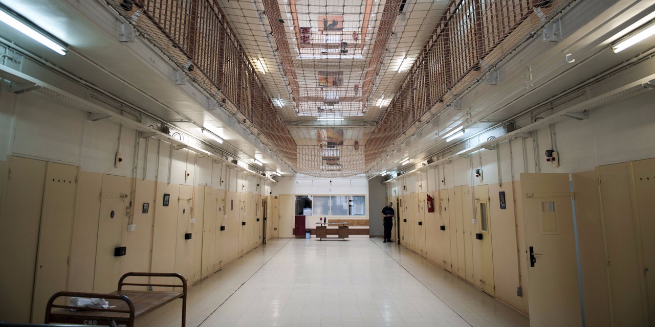 Insalubrité et surpopulation à la prison de Fresnes : l'État de nouveau ...