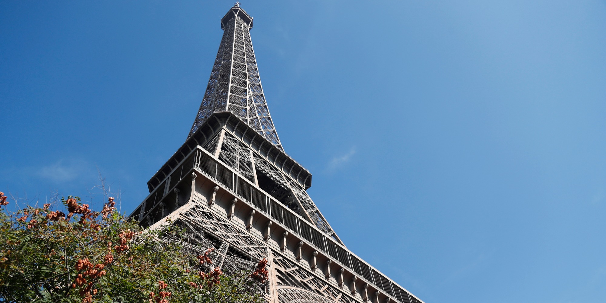 The Eiffel Tower will reopen to the public on June 25 - Teller Report