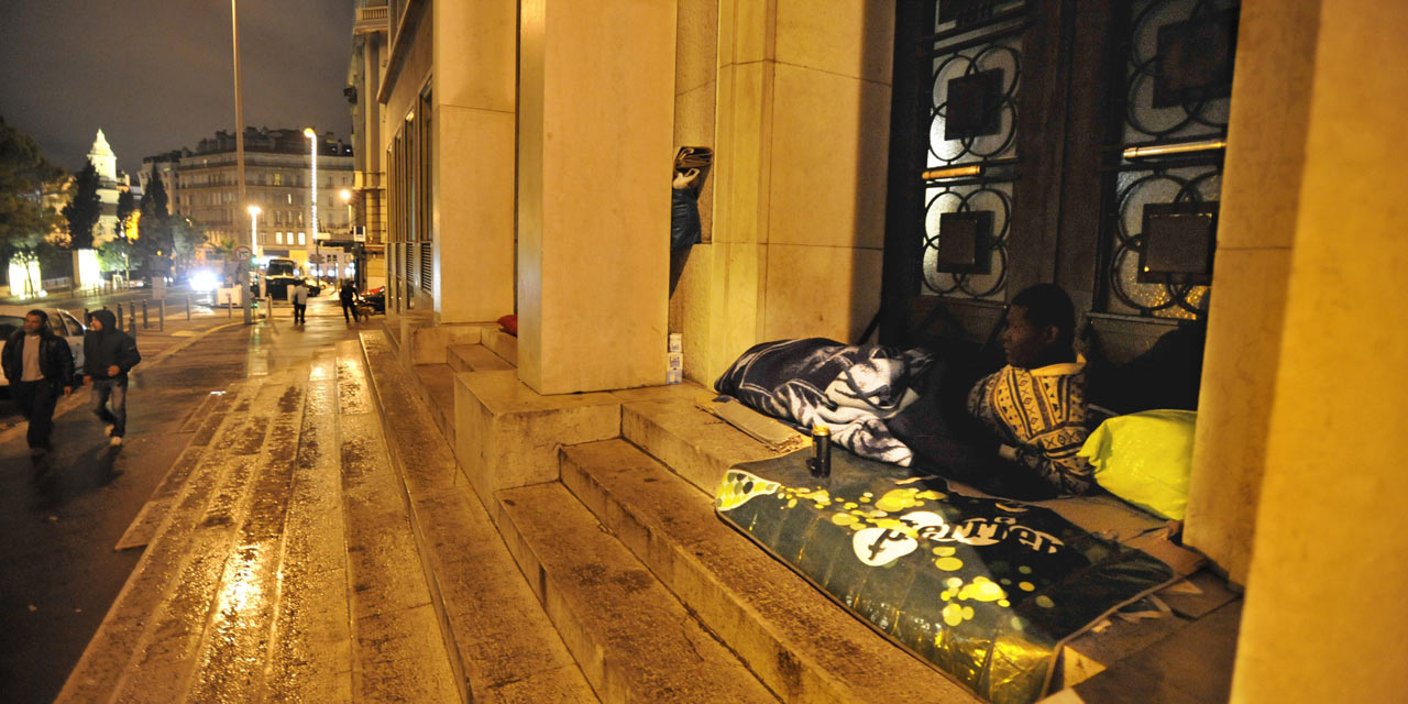 Le "triangle jaune" pour SDF qui scandalise Marseille