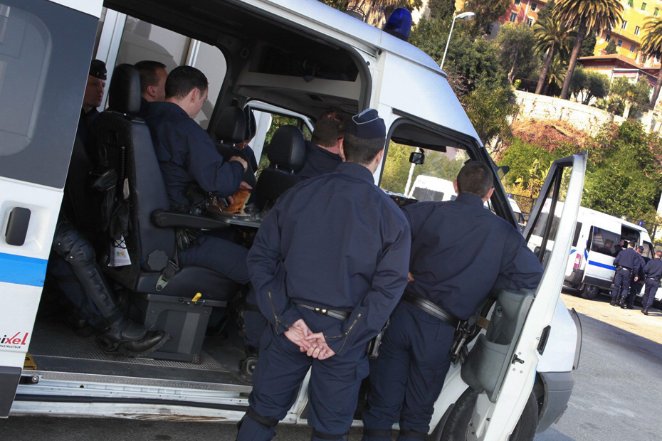 Les CRS privés de vin rouge et de bière