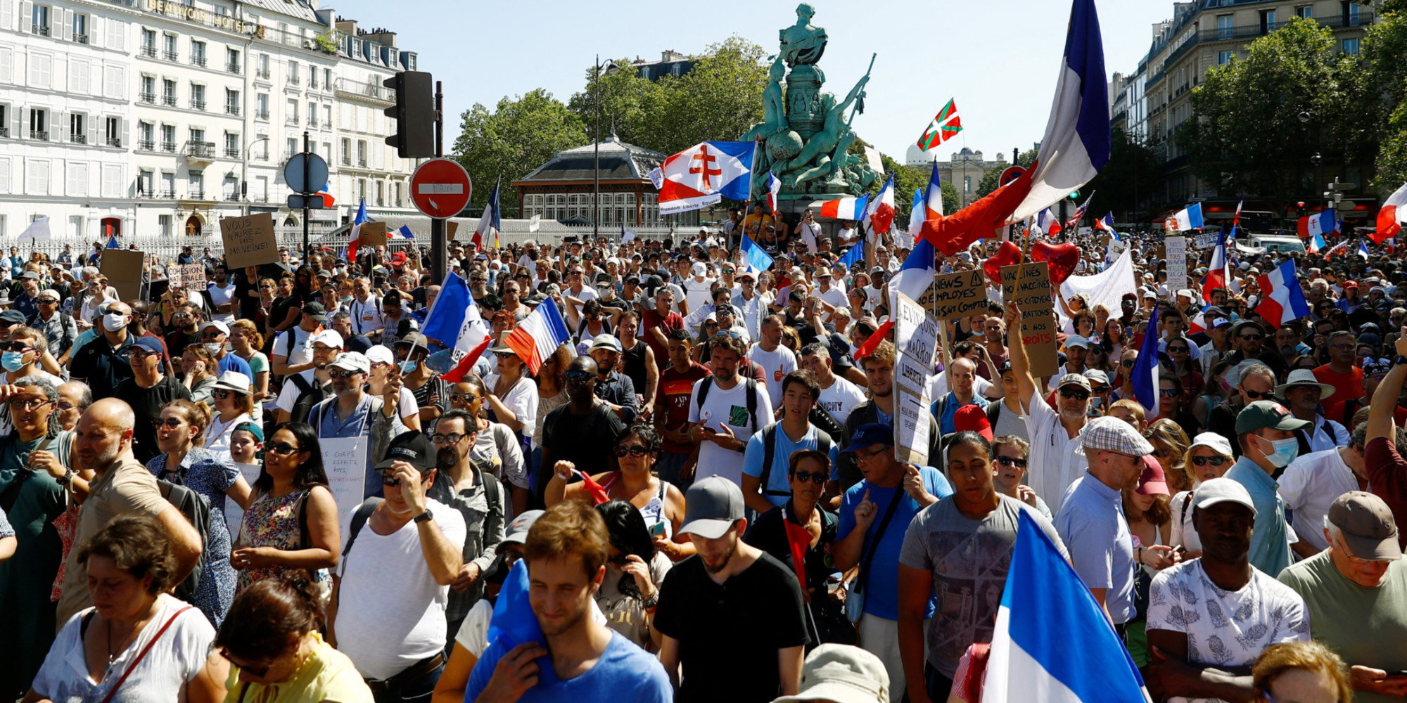 Manifestation anti-pass : enquête ouverte sur des pancartes considérées ...