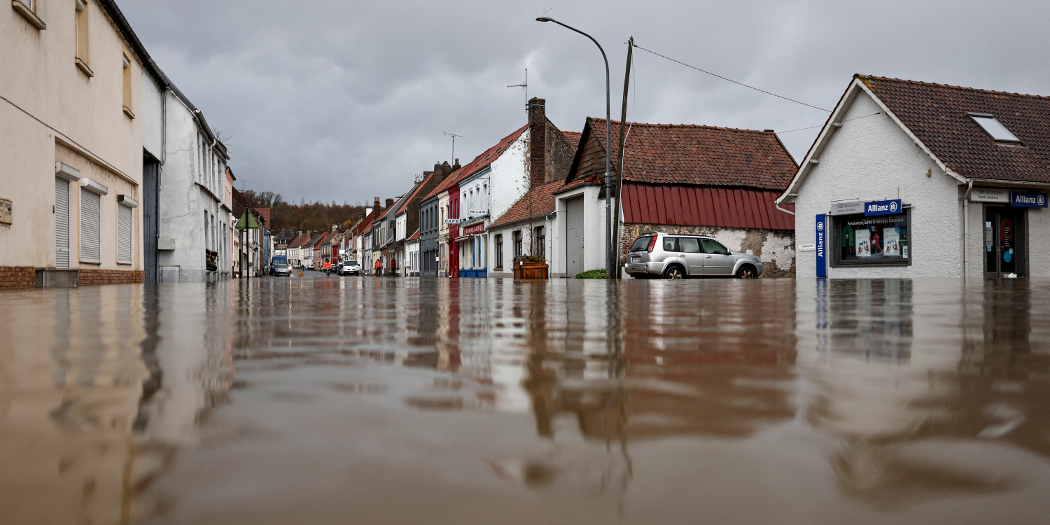«On ne voit presque plus la route» : dans plusieurs villes du Pas-de-Calais, l'eau continue de ...