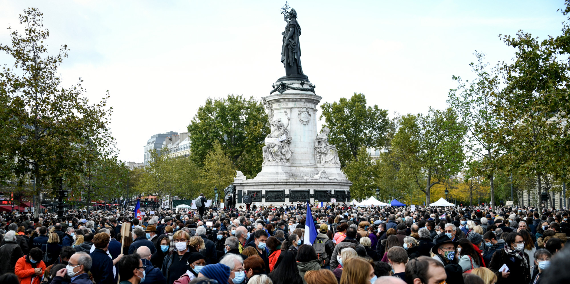 Professeur décapité : des milliers de personnes rassemblées en France