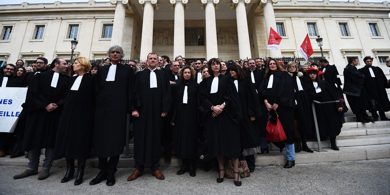 Réforme de la justice : des avocats "en colère" ont bloqué l'entrée du ...