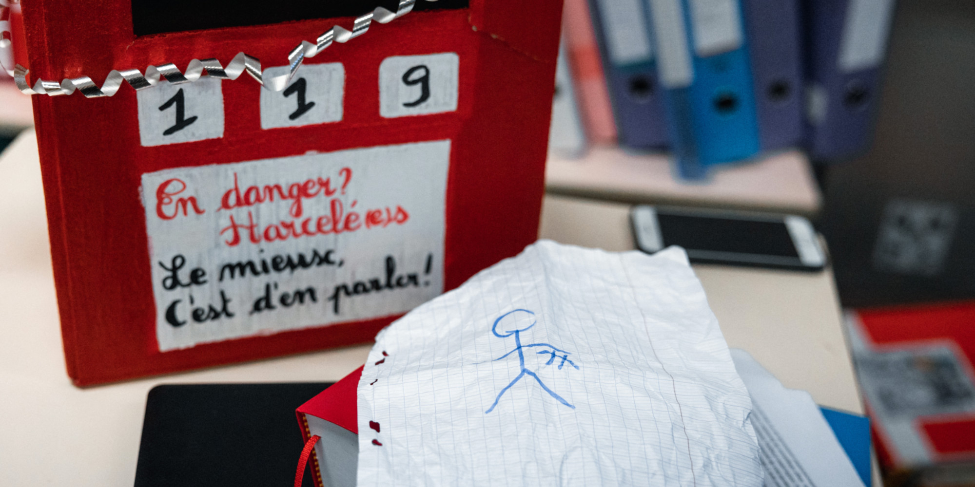 Suicide De Lindsay Lémotion Est Vive Devant Le Collège De Ladolescente