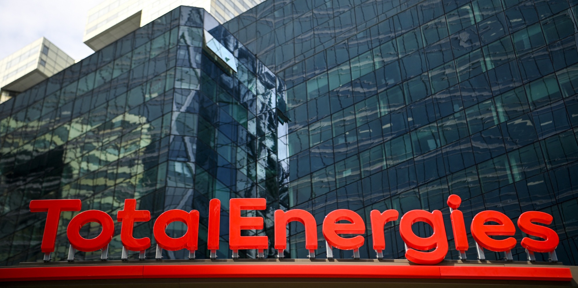 TotalEnergies prolongera le plafonnement à 1,99 euro des carburants au ...