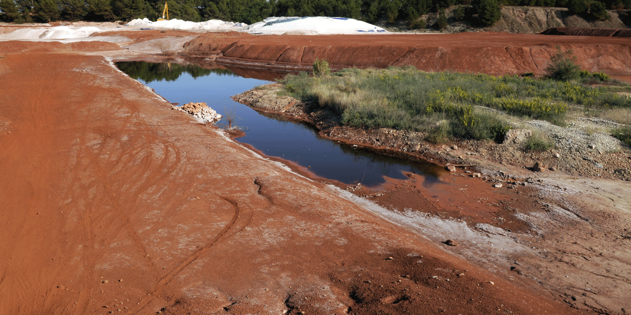 Vaste manifestation à Marseille "contre le scandale des boues rouges"