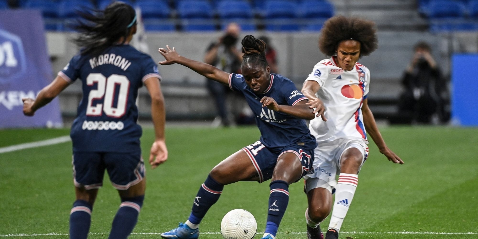 "C'est historique" : les joueuses du PSG ont célébré leur victoire au ...