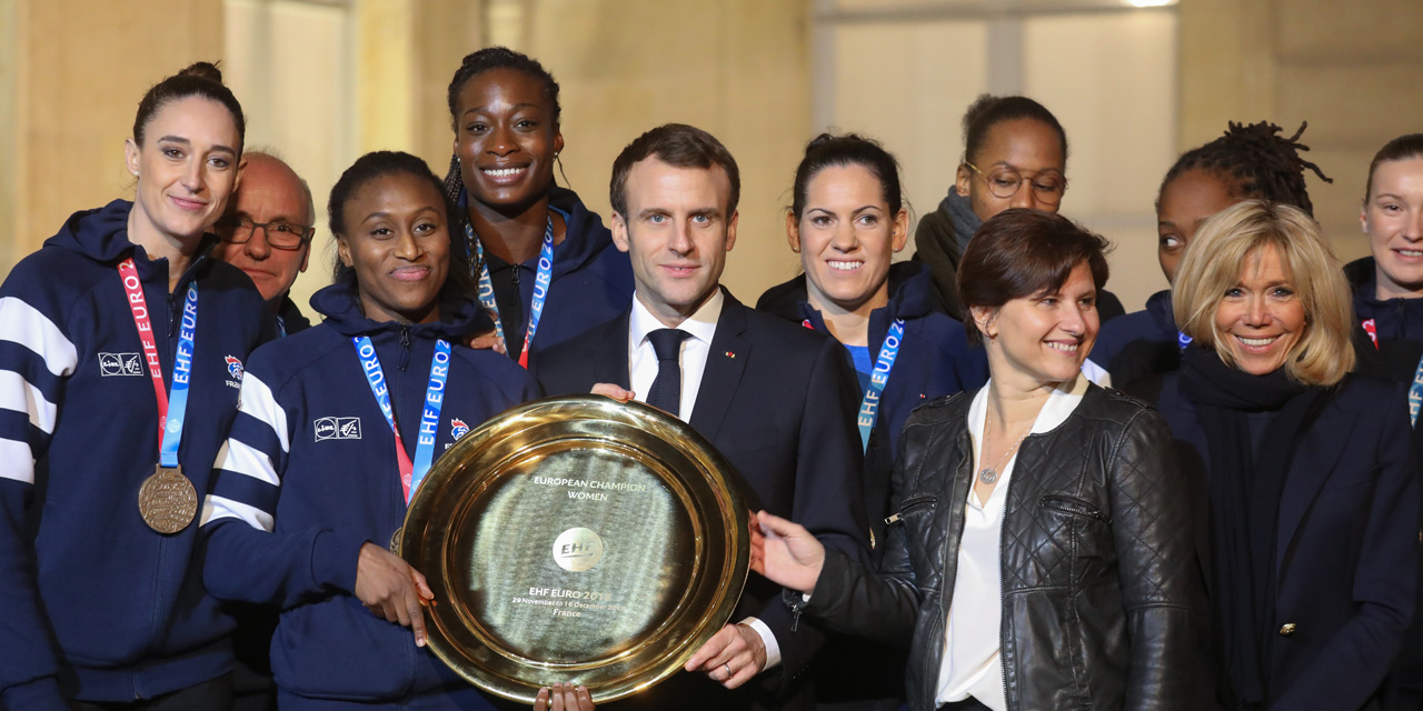 Handball : les championnes d'Europe françaises reçues à l'Elysée par ...
