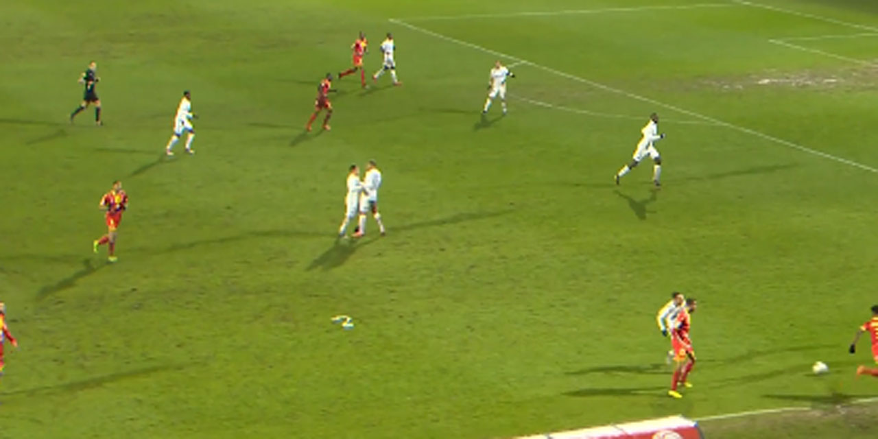 VIDÉO - Ligue 2 : deux joueurs d'Auxerre se battent en plein match