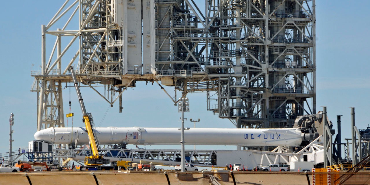 SpaceX va effectuer le premier lancement avec une fusée au premier ...